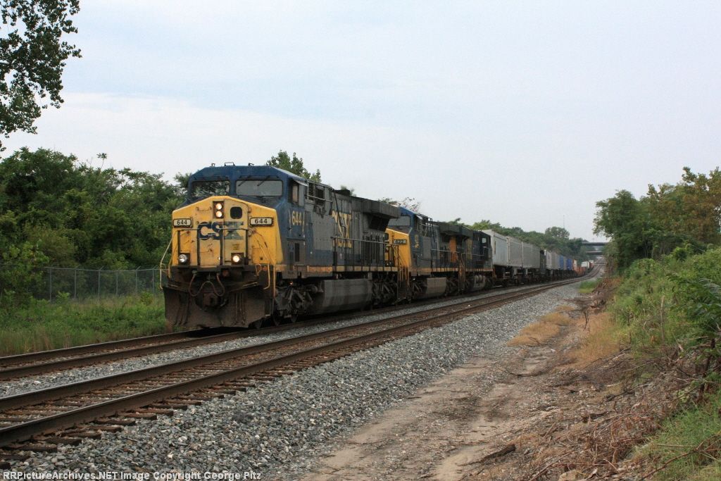CSX 644 and train Q032